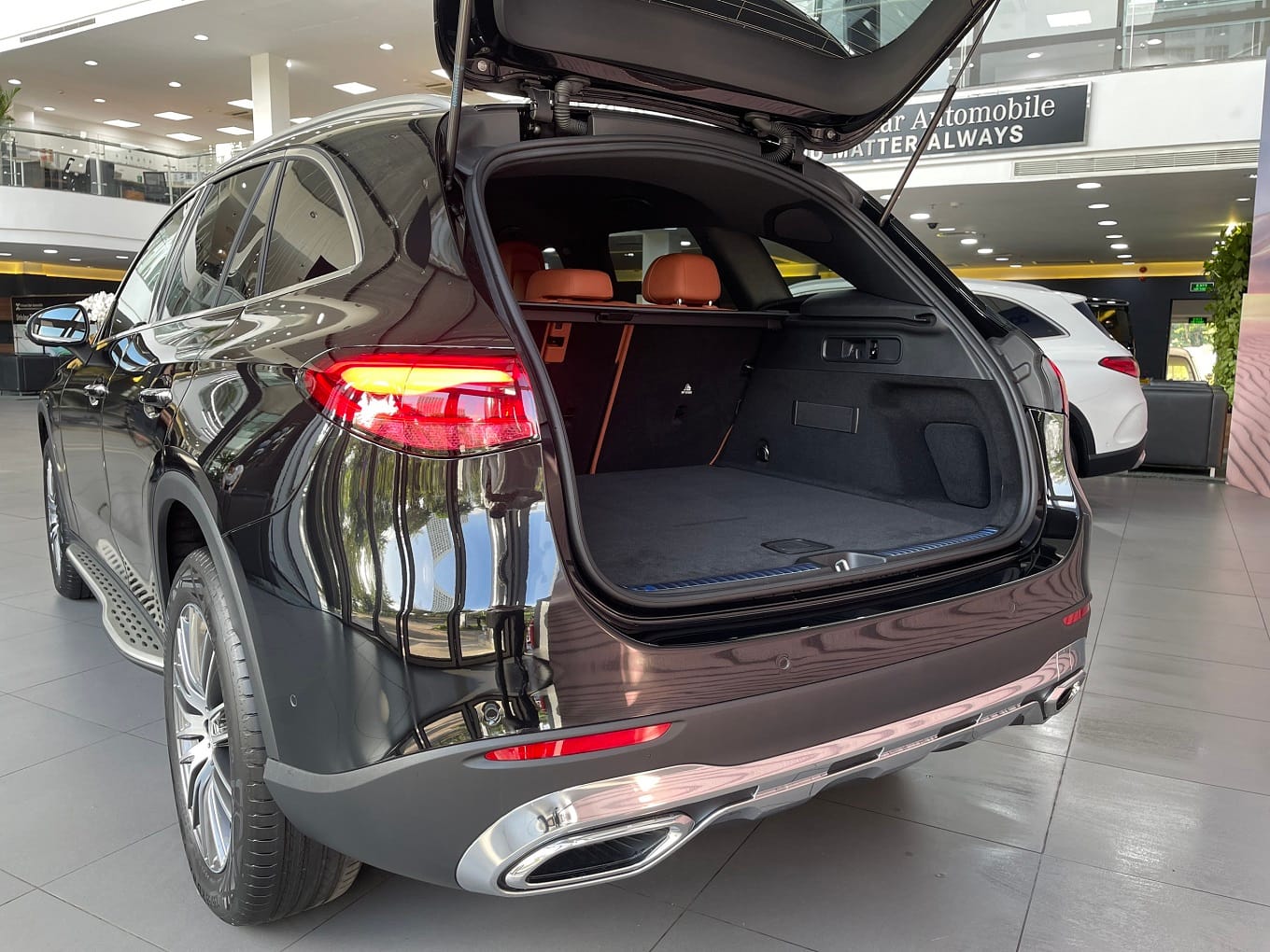 Mercedes GLC 200 Màu Đen - Quyền Lực & Lôi Cuốn