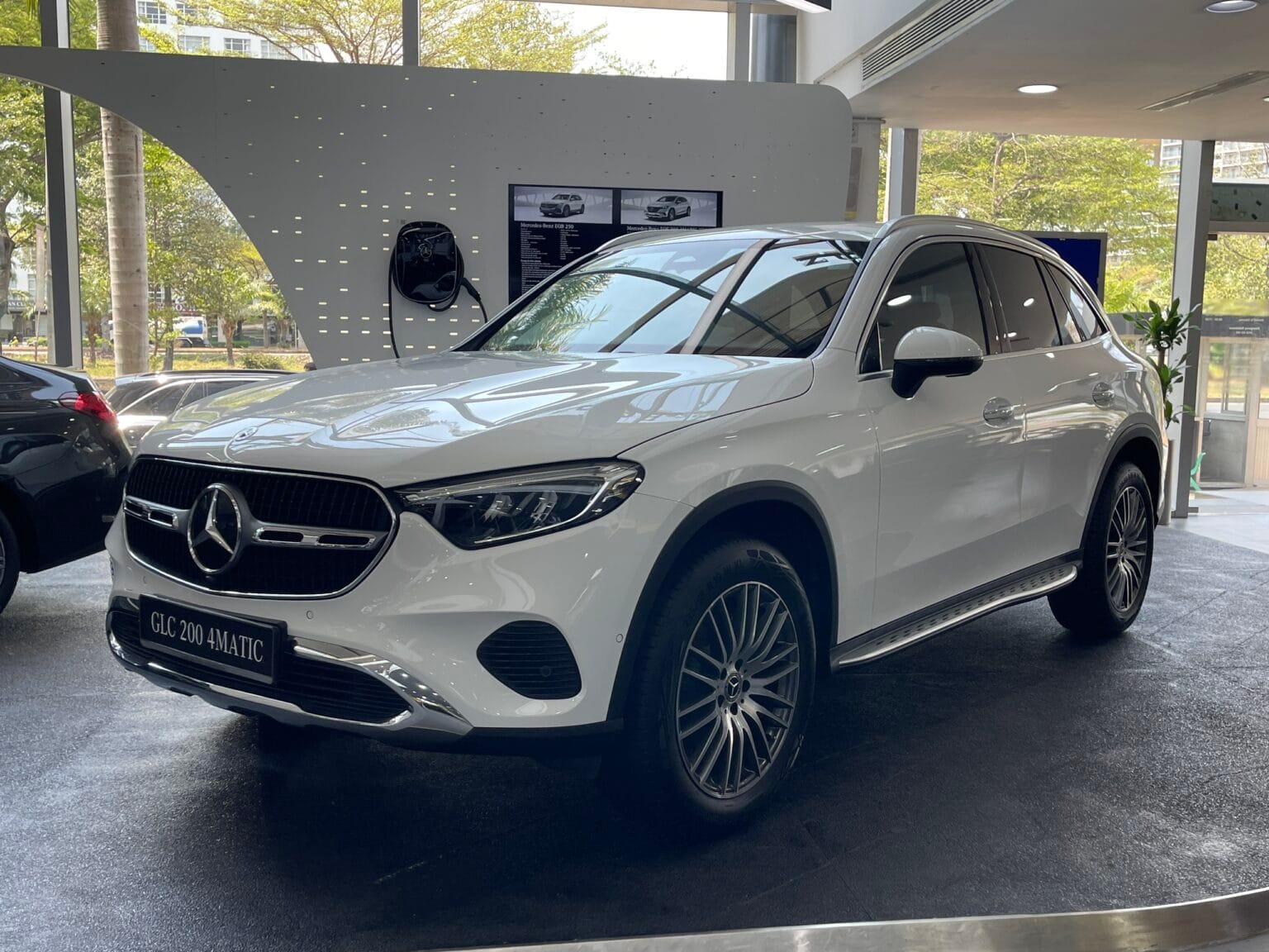 Mercedes GLC 200 4Matic Màu Trắng Giá Lăn Bánh Biên Hòa