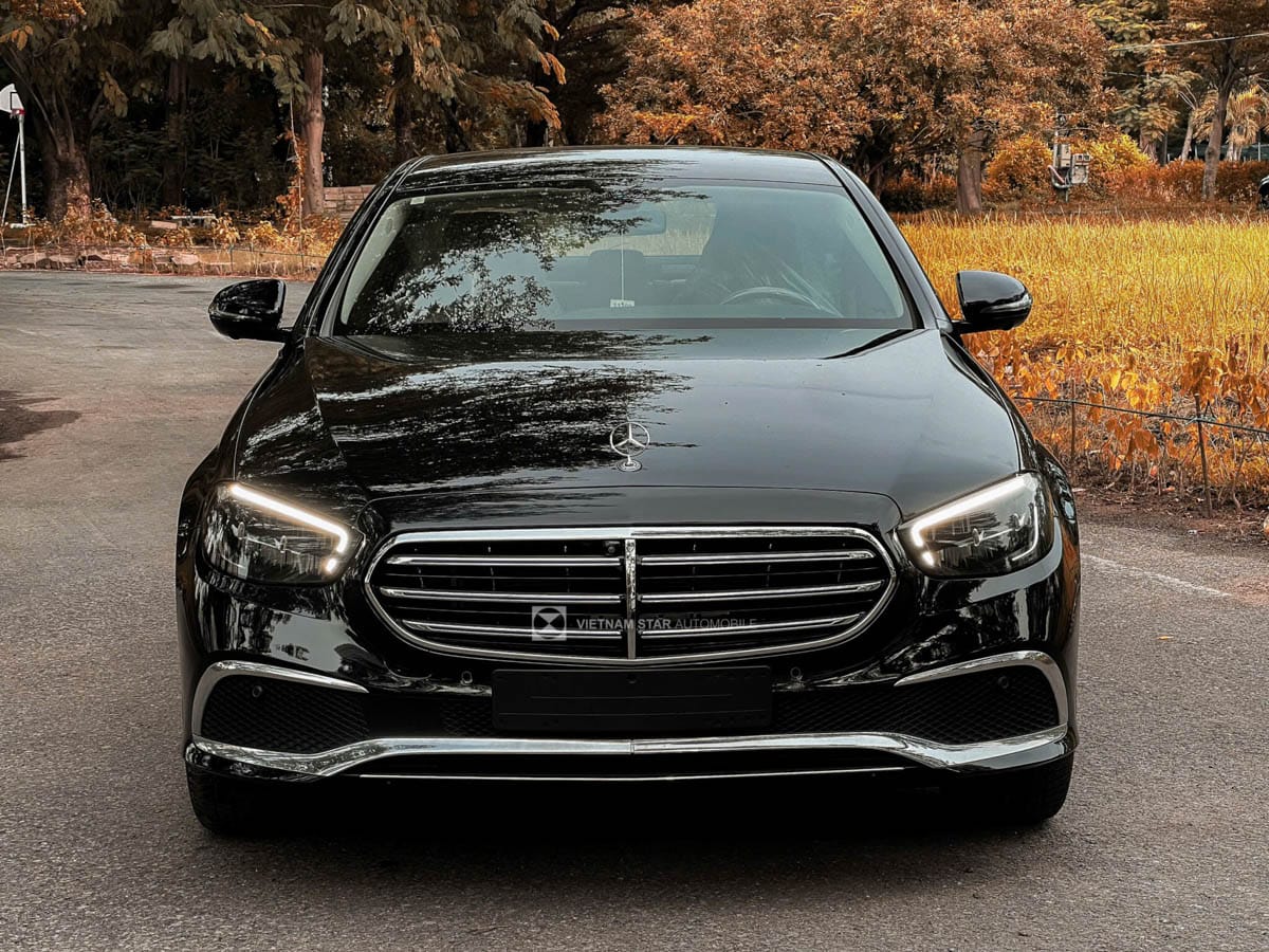 Mercedes E200 Quận 7: Cổ Điện Sang Trọng Trong Từng Chi Tiết
