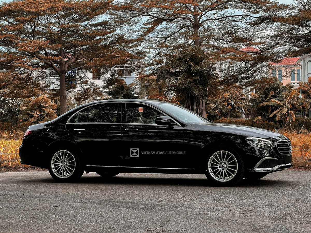 Mercedes E200 Quận 7: Cổ Điện Sang Trọng Trong Từng Chi Tiết