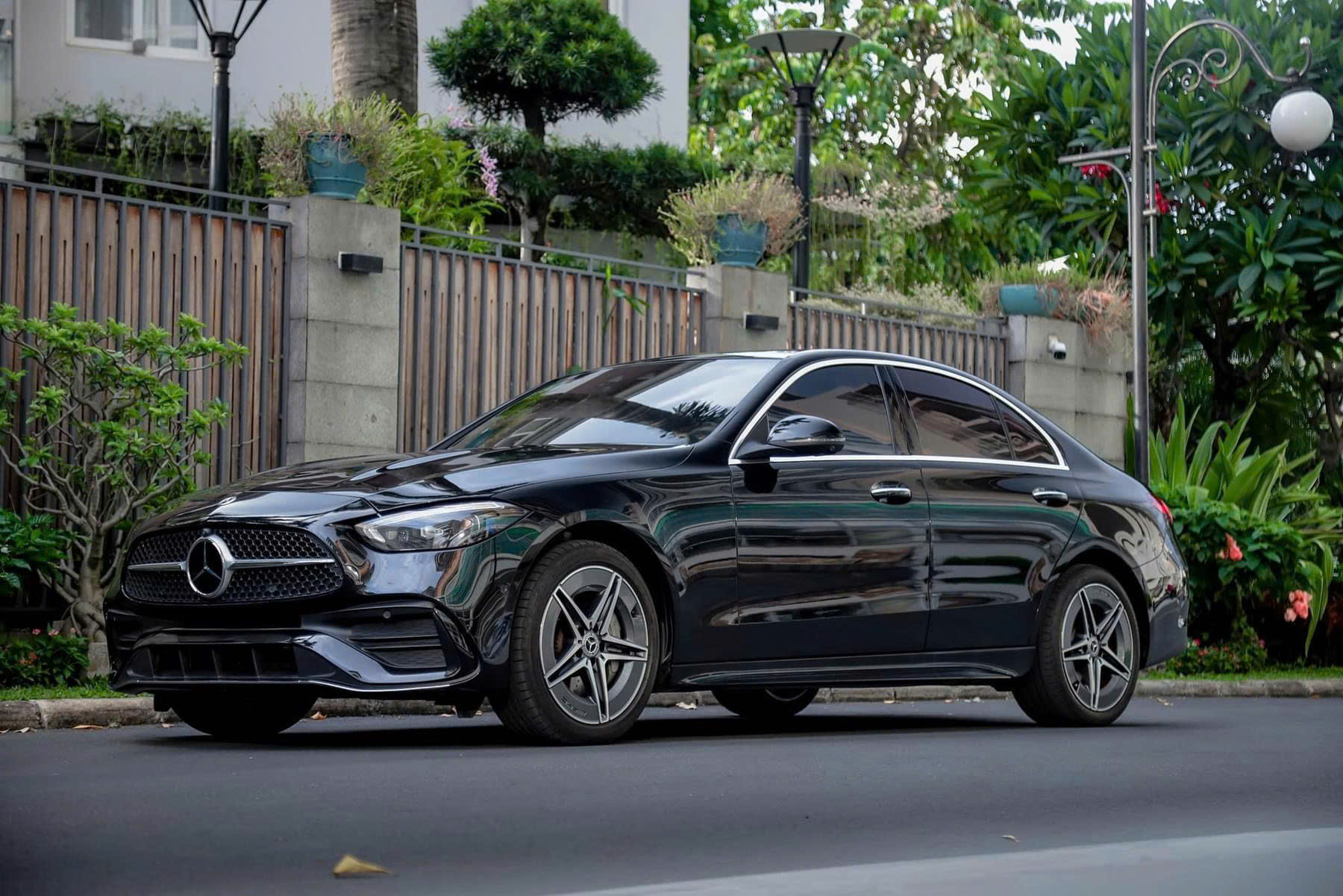 Mercedes-Benz C300 AMG 2025 - Giá Xe Lăn Bánh Và Khuyến Mãi